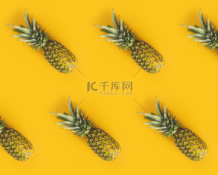 黄色背景上的新鲜成熟菠萝。高清摄影大图-千库网
