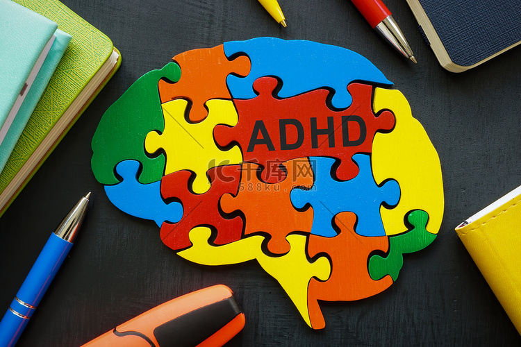 大脑由彩色碎片制成，上面刻有 ADHD 字样。高清摄影大图-千库网