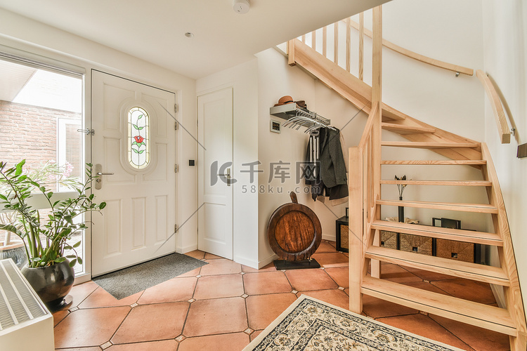 带楼梯的公寓入口大厅高清摄影大图-千库网