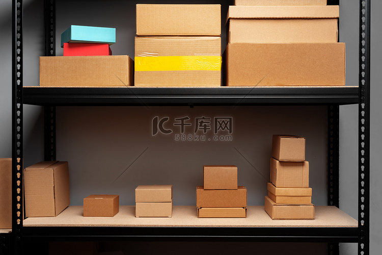 仓库里有纸箱的货架。高清摄影大图-千库网