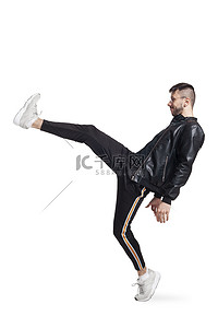 一个有趣的人在白色背景隔离的工作室里跳舞的全长照片。高清摄影大图-千库网