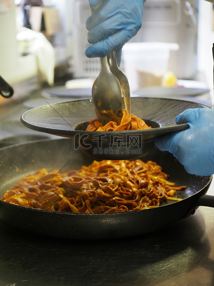 厨师将意大利面条酱意大利面放入黑色设计菜肴中 - Mise en place高清摄影大图-千库网