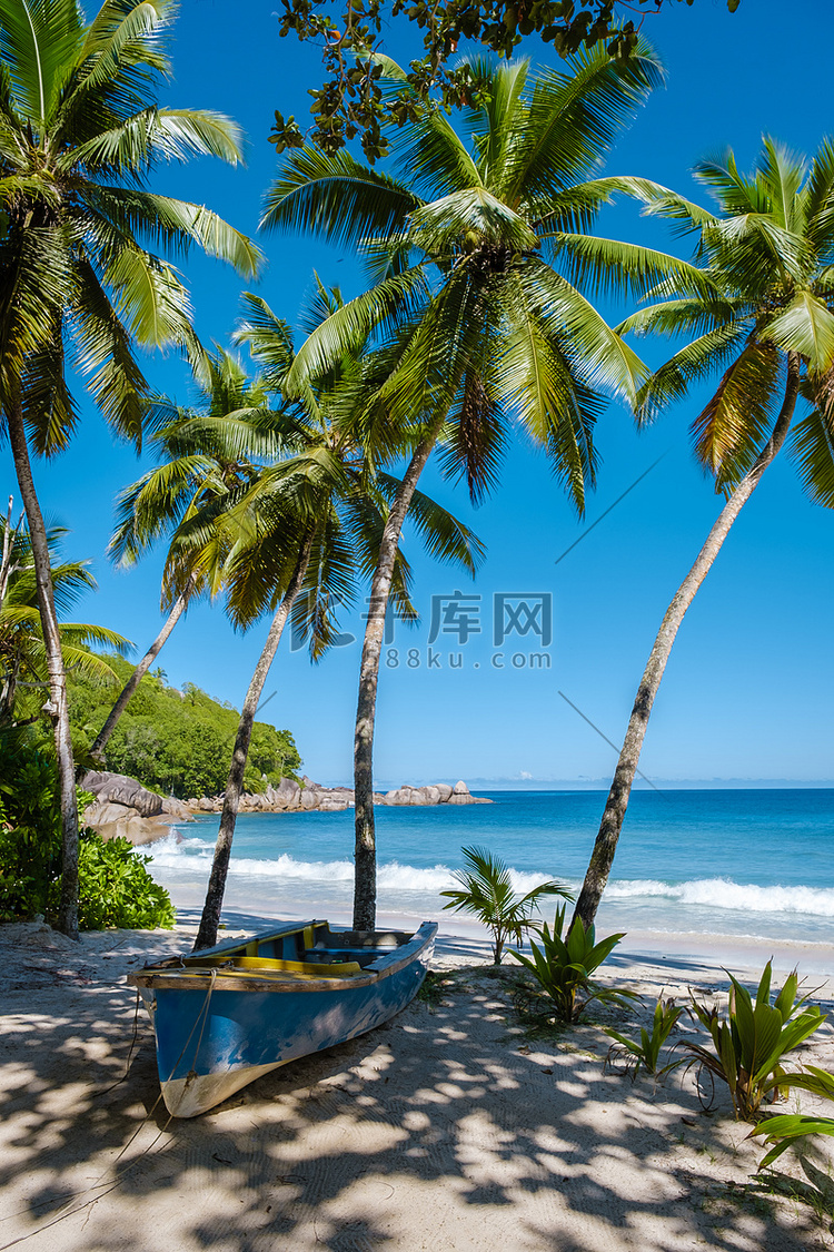 Mahe Seychelles，热带海滩，棕榈树和蓝色海洋在 Mahe Seychelles Anse Takamaka 海滩 Mahe ...