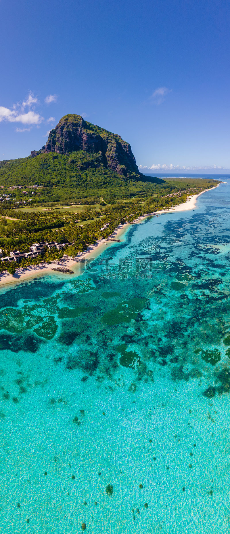 Le Morne 海滩毛里求斯，带棕榈树和白色沙滩蓝色海洋的热带海滩和带雨伞的沙滩床、太阳椅和遮阳伞在热带海滩的棕榈树下，Le Morne 海滩毛里求斯高清摄影大图-千库网