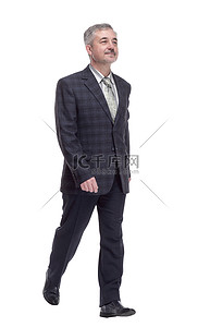 自信的成年男性大步向前。高清摄影大图-千库网