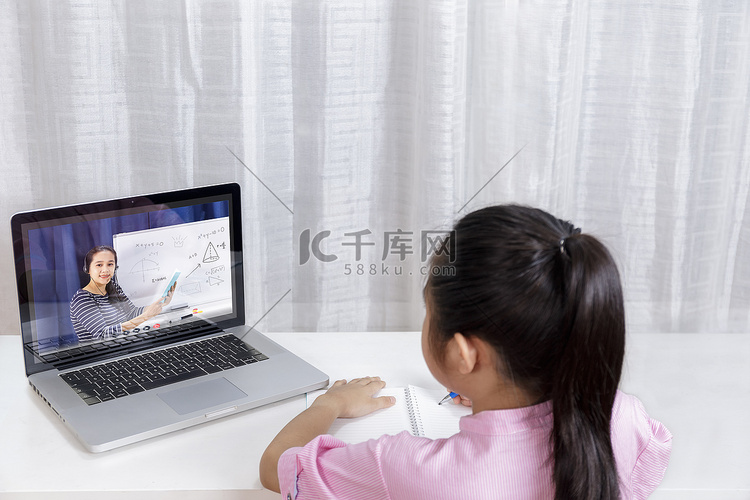 亚洲小女学生通过互联网在线课程向学校老师学习 duling covid-19 爆发。高清摄影大图-千库网