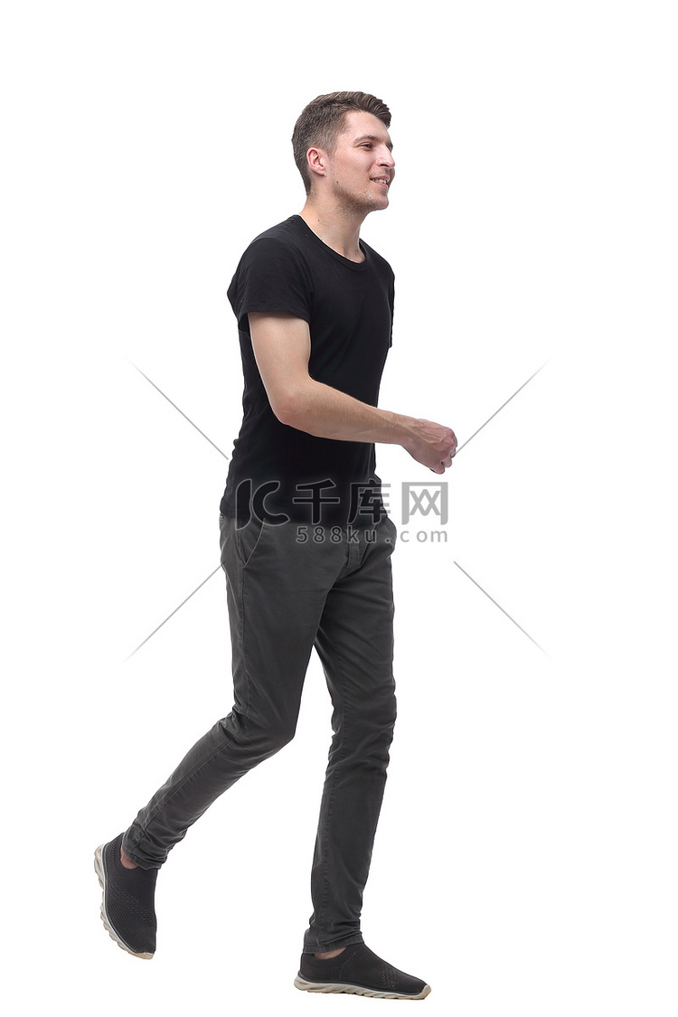 帅哥自信地向前走。高清摄影大图-千库网