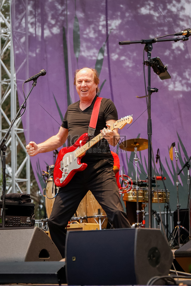Adrian Belew 在金门公园举行的 2022 年 Hardly Strictly 蓝草音乐节上。高清摄影大图-千库网