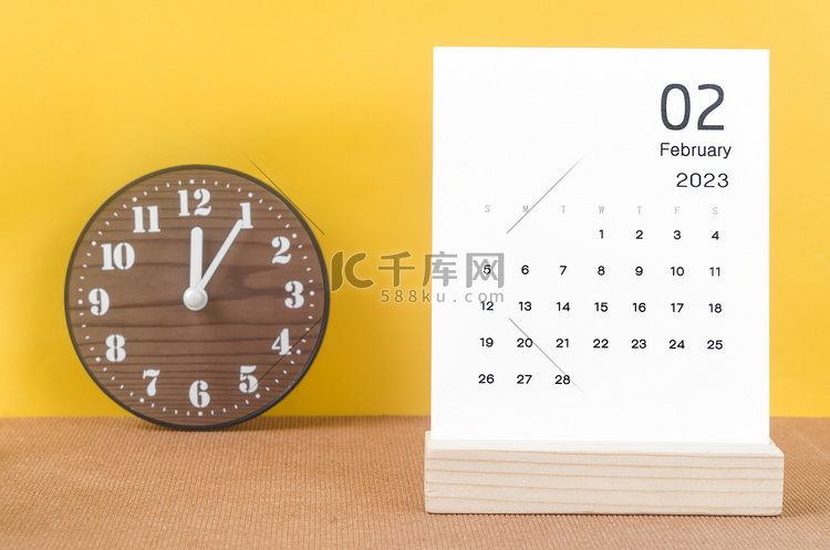 2023 年 2 月 2023 年月历，木桌上有时钟。高清摄影大图-千库网
