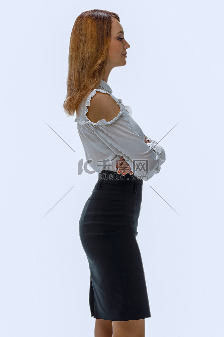 一个穿着白色衬衫的美丽女人的侧视图高清摄影大图-千库网