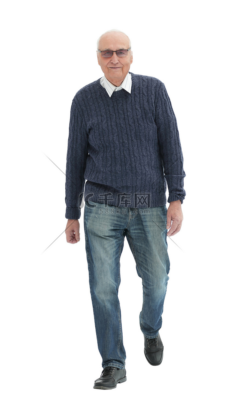 成熟的男人向前走，孤立在白色背景上高清摄影大图-千库网