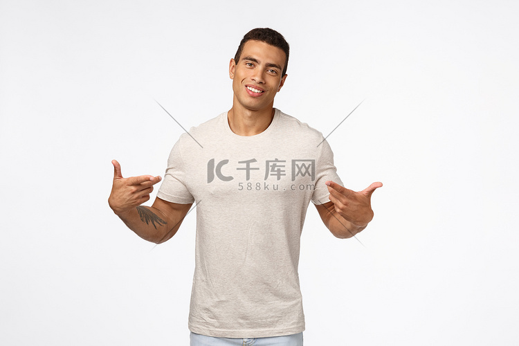骄傲的西班牙裔肌肉发达的年轻人,皮肤晒黑,纹身,指着自己,高兴地微笑,称赞他,谈论个人成就,建议帮助,白色背景高清摄影大图 千库网