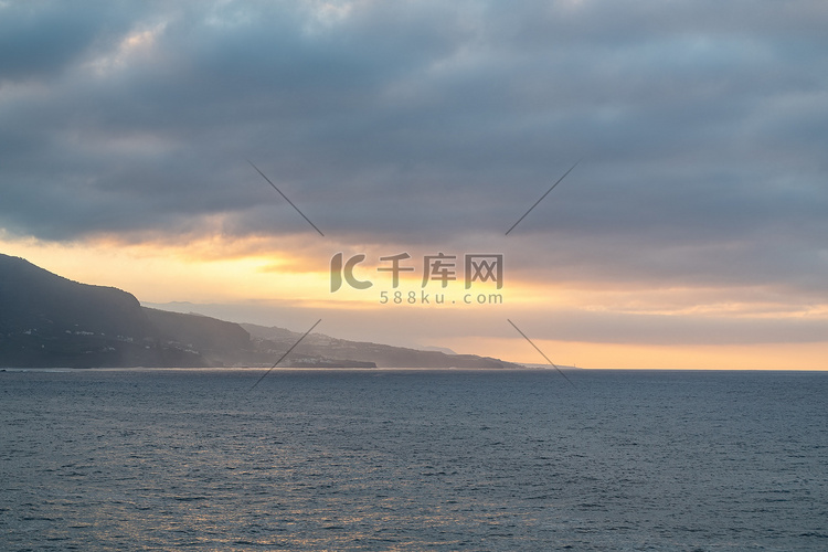 特内里费岛拉克鲁斯港大西洋多云的日落高清摄影大图-千库网