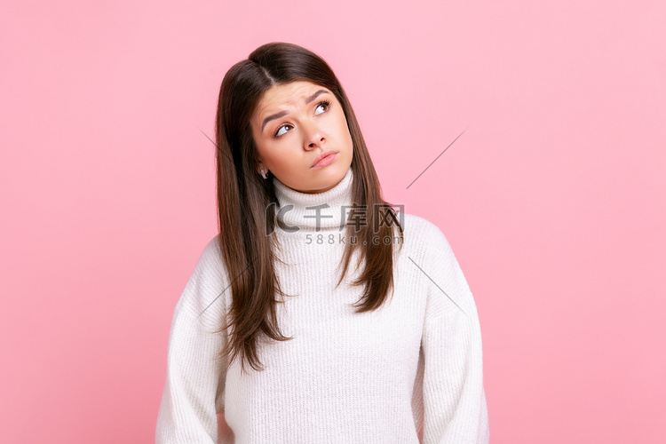 困惑的女性以沉思的表情移开视线，做出决定，解决困境。高清摄影大图-千库网