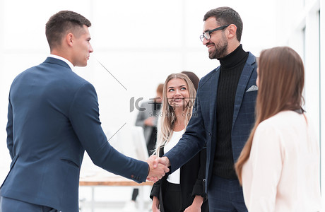 商业伙伴伸出双手握手高清摄影大图-千库网