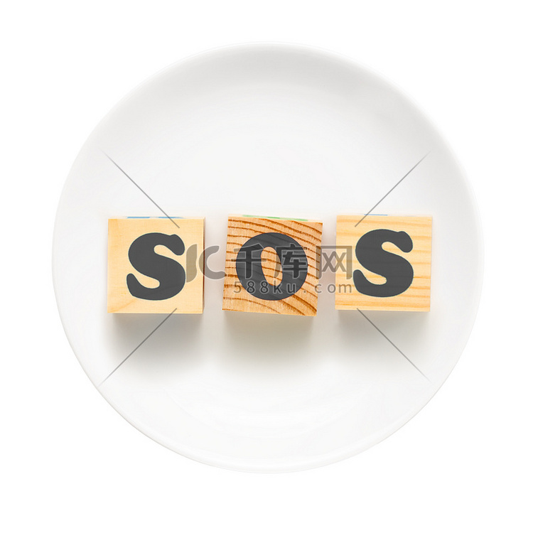 带有标志 SOS 的白色板材由木块组成。高清摄影大图-千库网