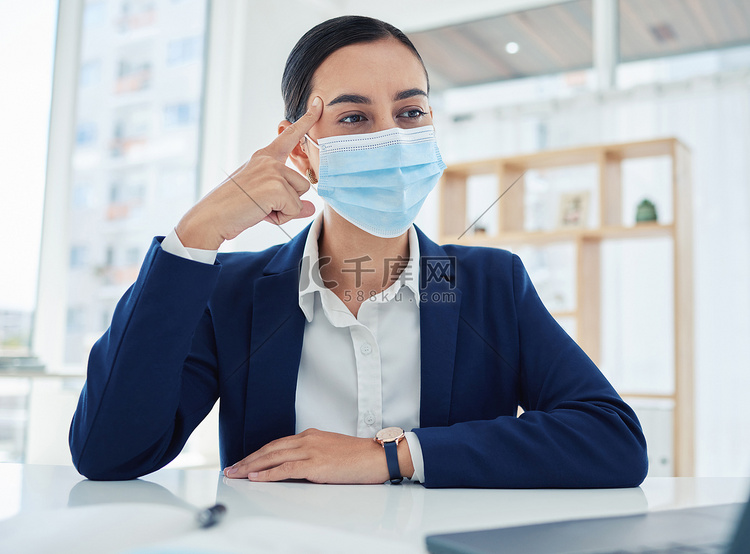 一位戴着面具的女商人在办公室举行电话会议或视频会议时，与她的科维德、心态和愿景。高清摄影大图 千库网