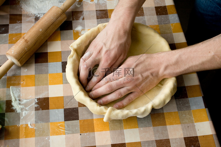 Sooking 和家庭概念 — 牢房背景下男性手揉面团的特写高清摄影大图-千库网