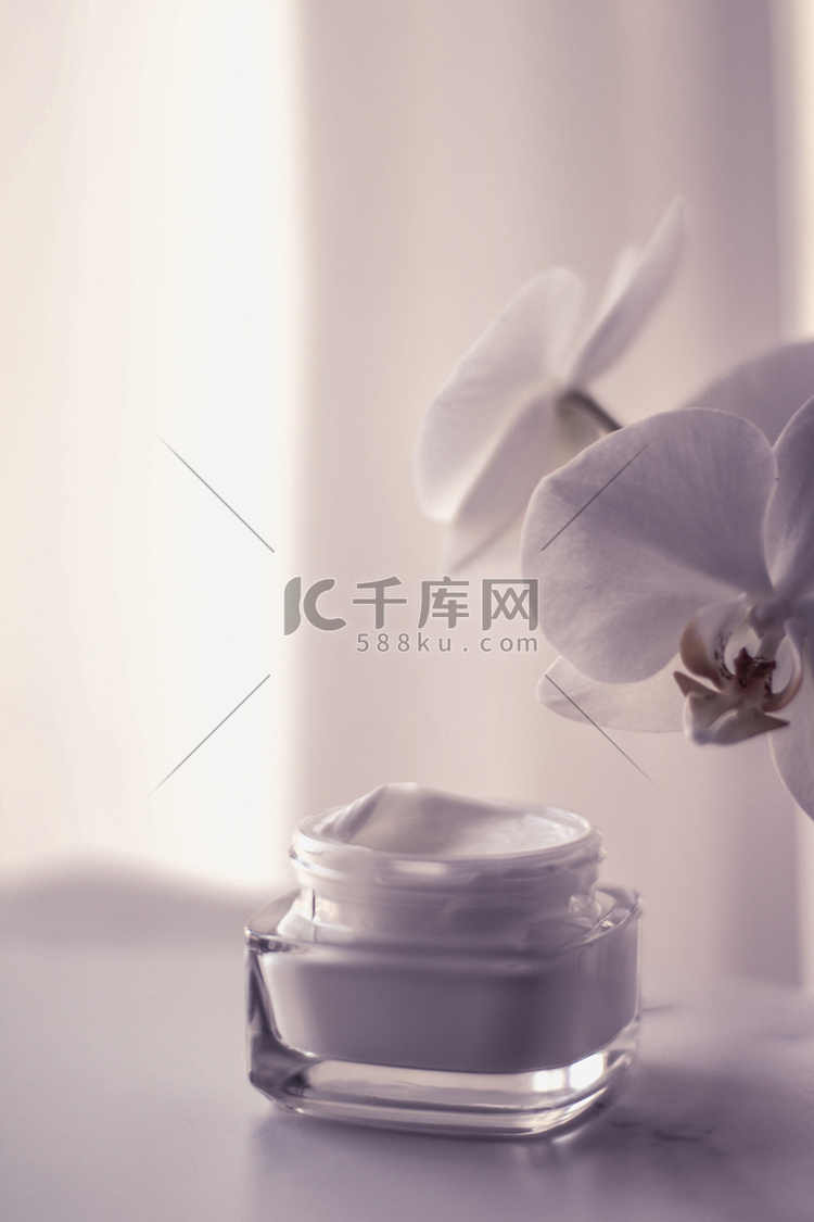 面霜保湿罐和兰花、保湿护肤乳液和提拉乳液、高档美容护肤品牌的抗衰老化妆品高清摄影大图-千库网