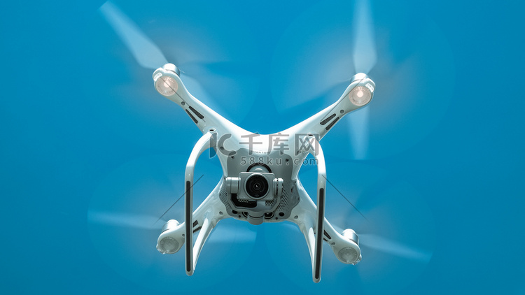 无人机 DJI Phantom 4 在飞行中。高清摄影大图-千库网