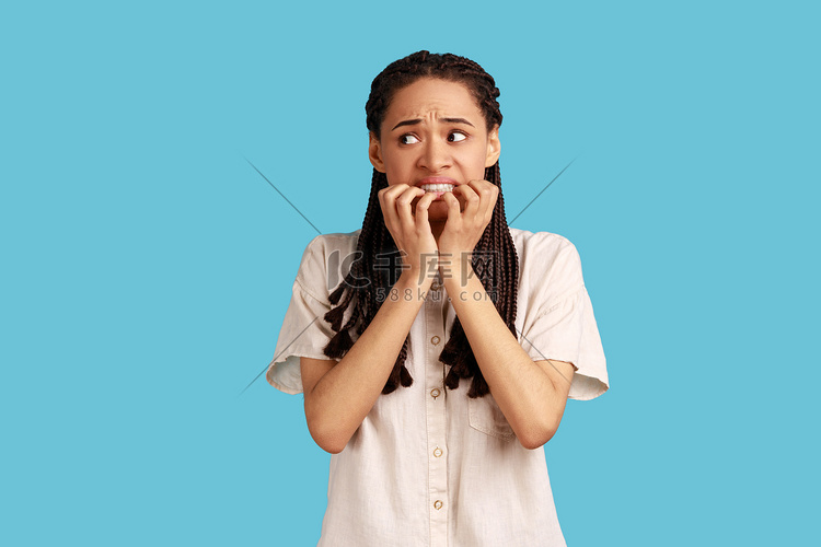 困惑的女人有着忧心忡忡的紧张表情，手捂着嘴，听到意想不到的坏消息。高清摄影大图-千库网
