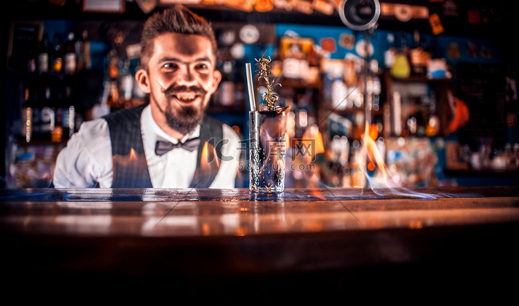 调酒师在酒吧间调制鸡尾酒高清摄影大图-千库网