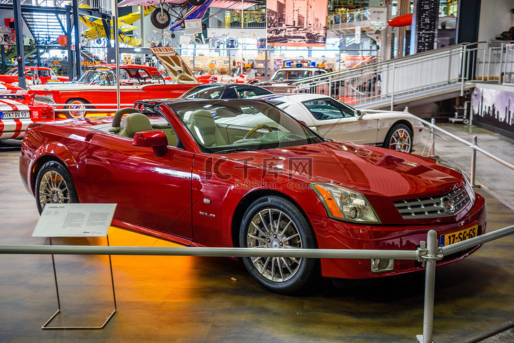 德国 SINSHEIM - MAI 2022：红色敞篷车凯迪拉克 XLR 2004高清摄影大图-千库网