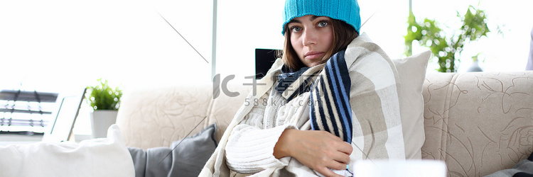 戴着帽子和毯子的年轻悲伤生病的女人高清摄影大图-千库网