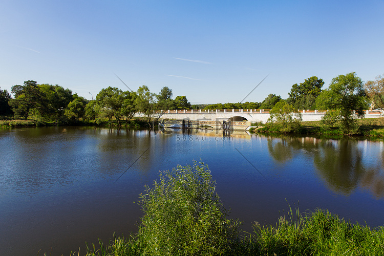 俄罗斯莫斯科地区 Bolshie Vyazyomy 庄园的老桥。高清摄影大图-千库网