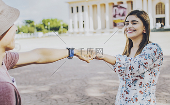 两个人碰拳图片-两个人碰拳素材-两个人碰拳模板图片下载-千库网