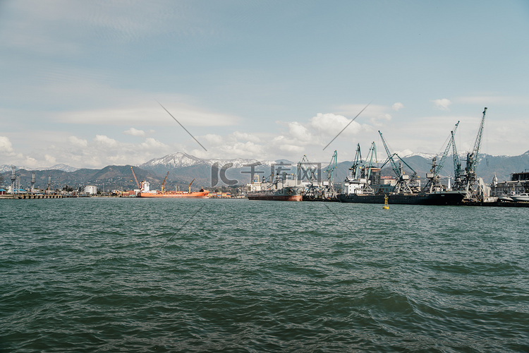 格鲁吉亚巴统 - 2021年5月4日：巴统国际集装箱码头。高清摄影大图-千库网