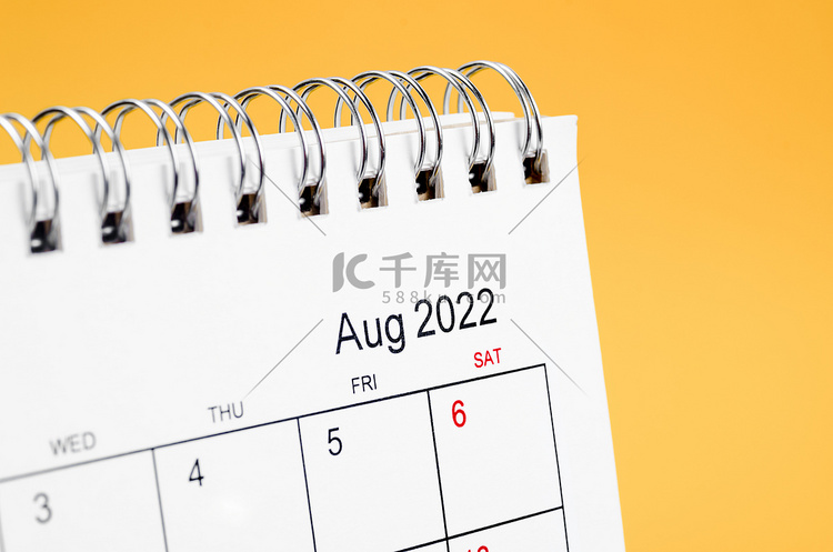 2022 年 8 月黄色背景台历。高清摄影大图-千库网