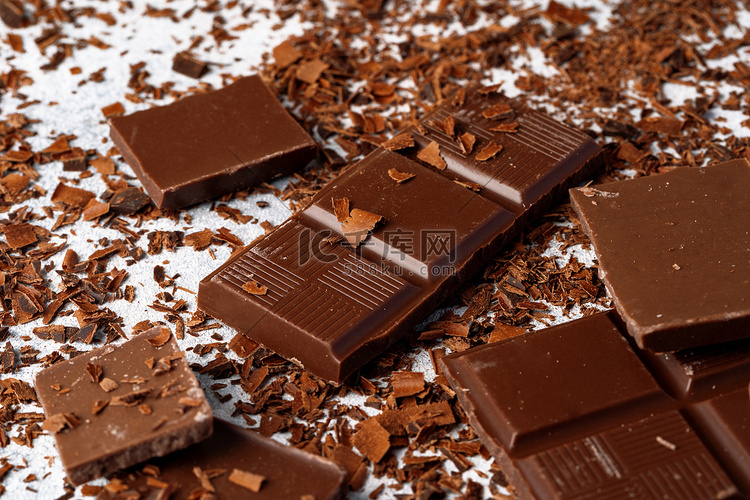 磨碎的巧克力和桌上的美味巧克力片高清摄影大图-千库网