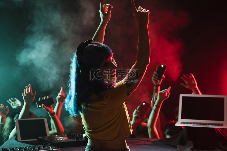 笑脸女dj混音俱乐部高清摄影大图-千库网
