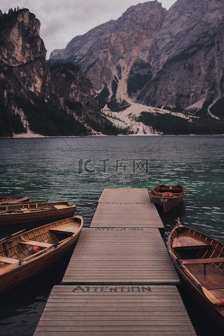 Lago di Braies 的壮丽景色。高清摄影大图-千库网