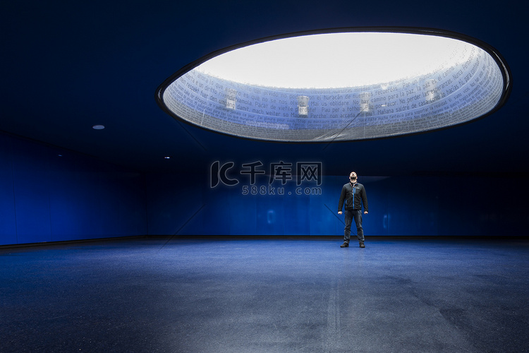 马德里11m事件受害者纪念碑高清摄影大图-千库网