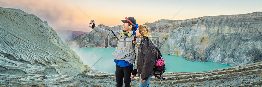 横幅，长格式 年轻的旅游男女站在 Ijen 火山或印度尼西亚语中的 Kawah Ijen 火山口的边缘。高清摄影大图-千库网