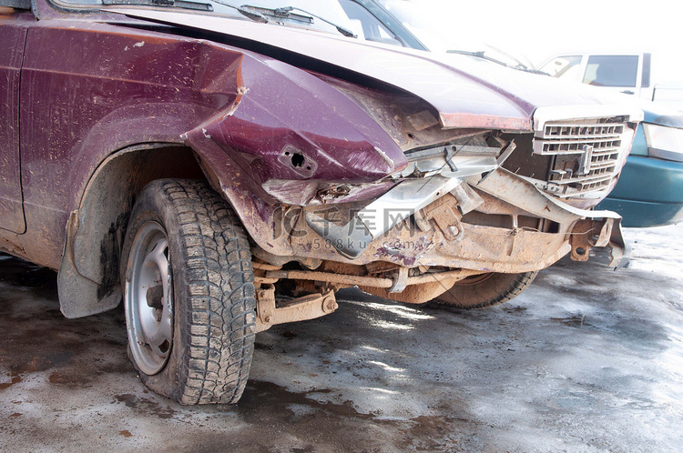 一辆旧苏联汽车的前部在路上的一次事故中受损。高清摄影大图-千库网