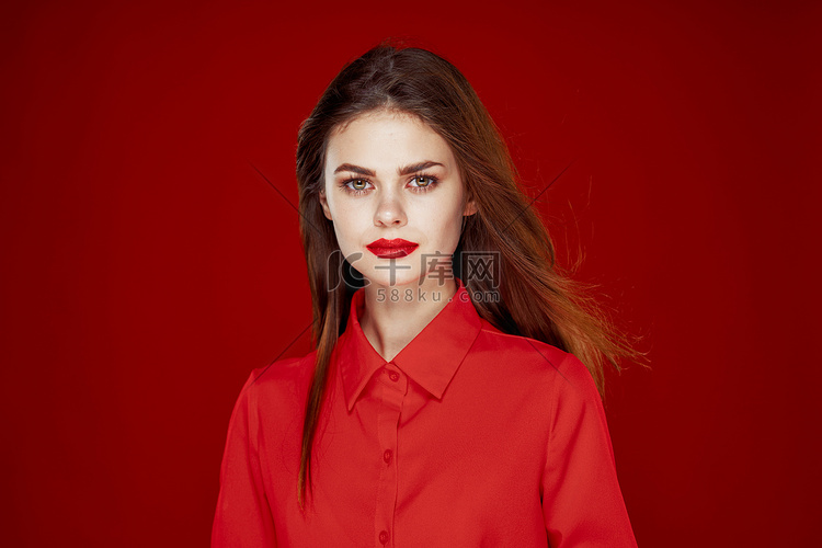 穿红衬衫的女人摆出时尚红唇的乐趣高清摄影大图-千库网