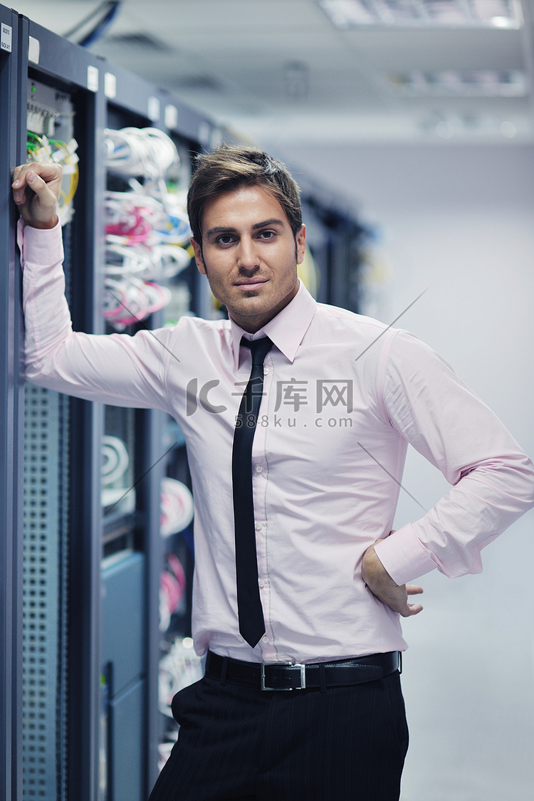 数据中心服务器机房的年轻 IT 工程师高清摄影大图-千库网