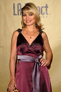 雷纳·里菲尔 (Rena Riffel) 出席洛杉矶直接杂志 E! 主办的“记住给予”假日派对高清摄影大图-千库网