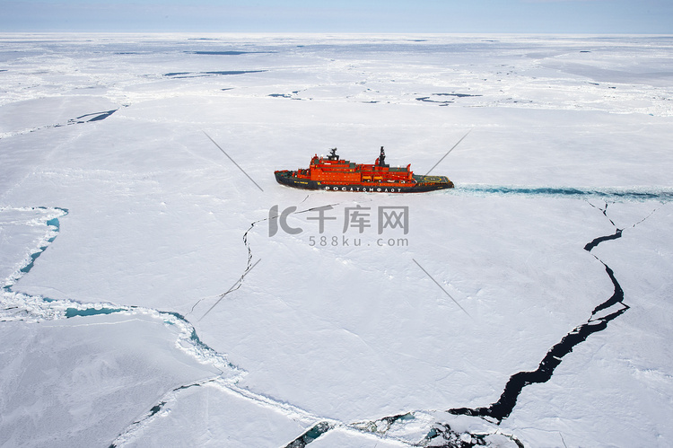 核破冰船在北极水域破冰高清摄影大图-千库网