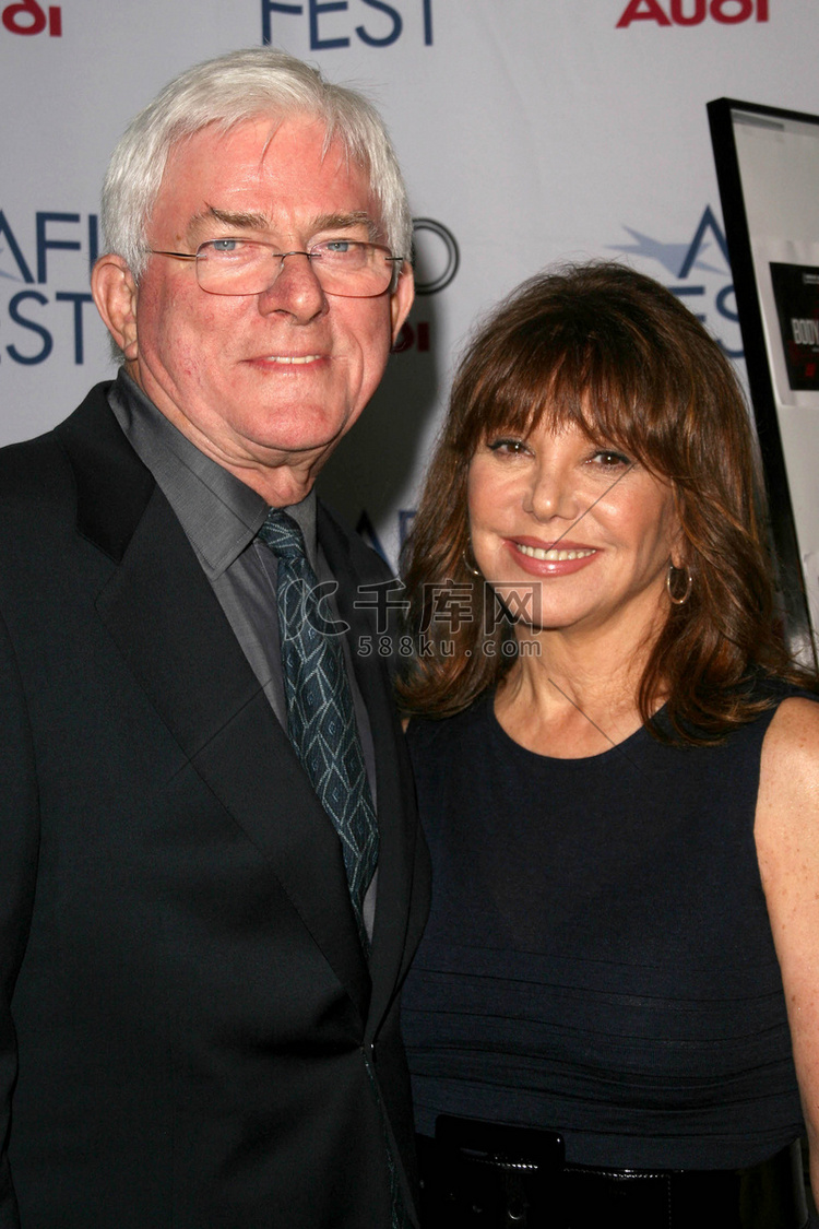 Phil Donahue 和 Marlo Thomas 在 2007 年 AFI 节上展示“噪音”。 高清摄影大图-千库网