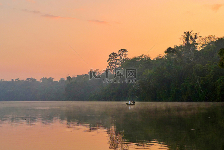 秘鲁亚马逊地区朦胧日落的桑多瓦尔湖高清摄影大图-千库网