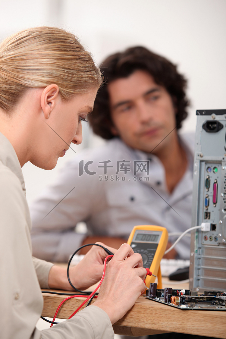 修电脑的年轻女子高清摄影大图-千库网