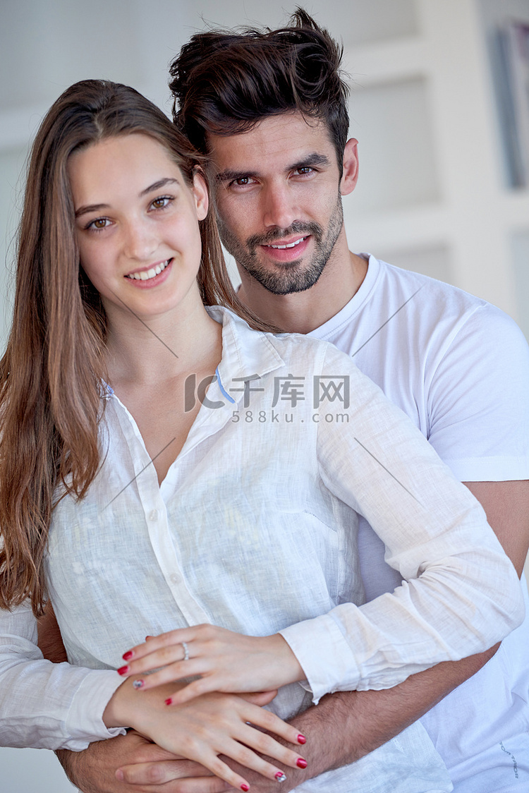 快乐的年轻浪漫情侣在家里玩得开心放松高清摄影大图-千库网