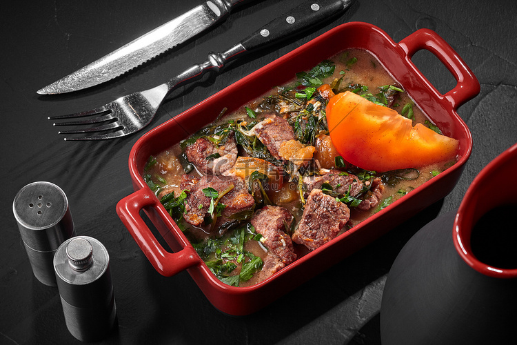 格鲁吉亚炖小牛肉 Chakapuli 配龙蒿和柿子高清摄影大图-千库网