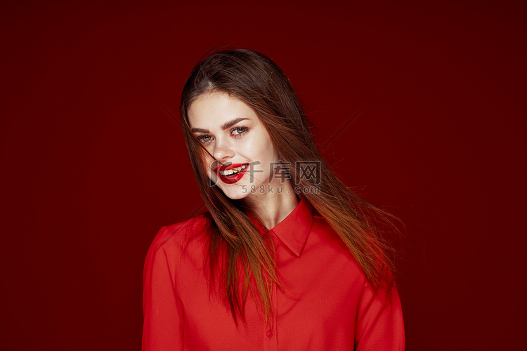 穿红衬衫的女人摆出时尚红唇的乐趣高清摄影大图-千库网