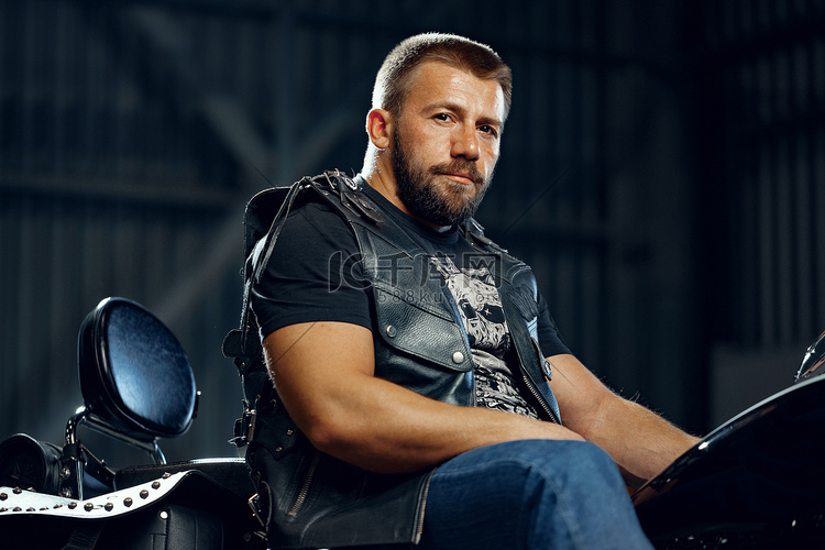 穿着黑色皮衣的摩托车骑手的画像高清摄影大图-千库网