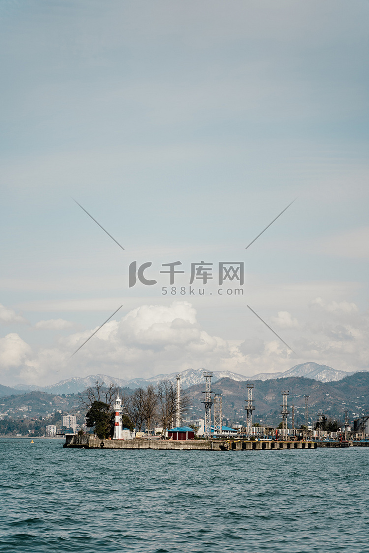 格鲁吉亚巴统 - 04.05.2021：巴统国际集装箱码头。高清摄影大图-千库网